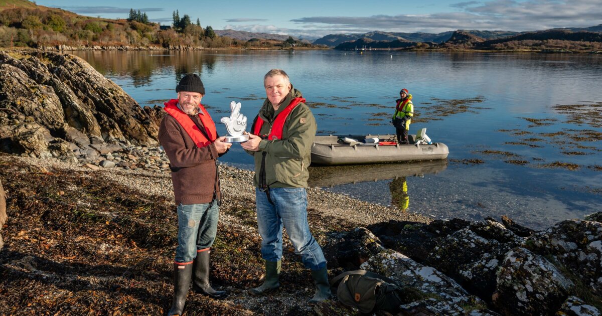 Ray Mears gives environmental hero a National Lottery Award - National ...